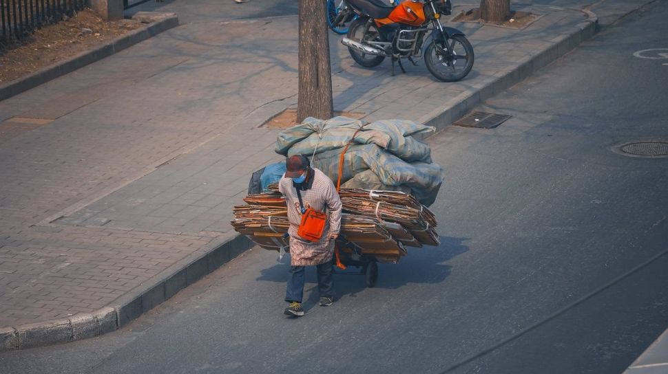 5 Pelajaran Hidup dari Adi Kusuma, Pemulung S1 yang 'Tampar' Keras ...
