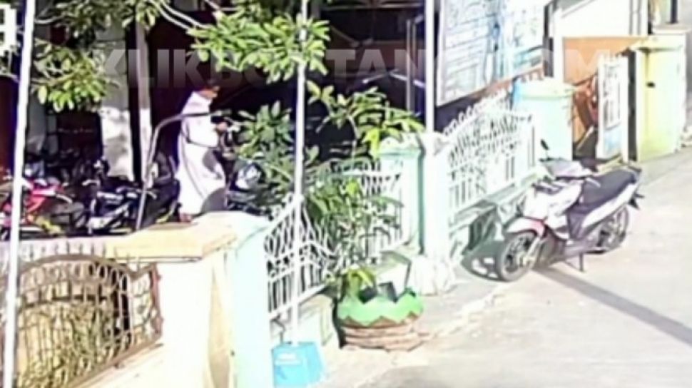 Warga Bongkar Kronologi Terduga Pencuri Ponsel Berbaju Koko dengan ... Warga Bongkar Kronologi Terduga Pencuri Ponsel Berbaju Koko dengan ...