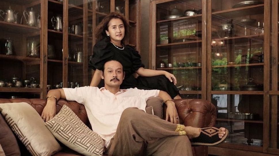 8 Potret Bucin Dwi Sasono dan Widi Mulia, Tetap Romantis di Usia ...