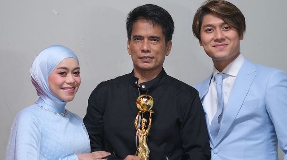 Momen Haru, Viral Lesti Kejora Menangis di Pelukan Sang Ayah Saat Umrah Momen Haru, Viral Lesti Kejora Menangis di Pelukan Sang Ayah Saat Umrah