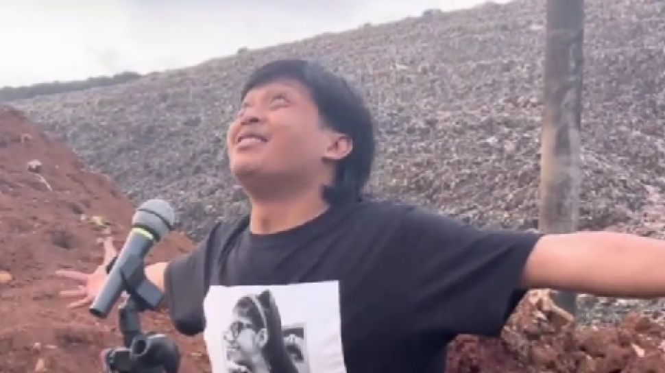 Berlatar TPA Bantargebang, Komika Egi Haw Bacakan Puisi Berjudul Kebaya ...