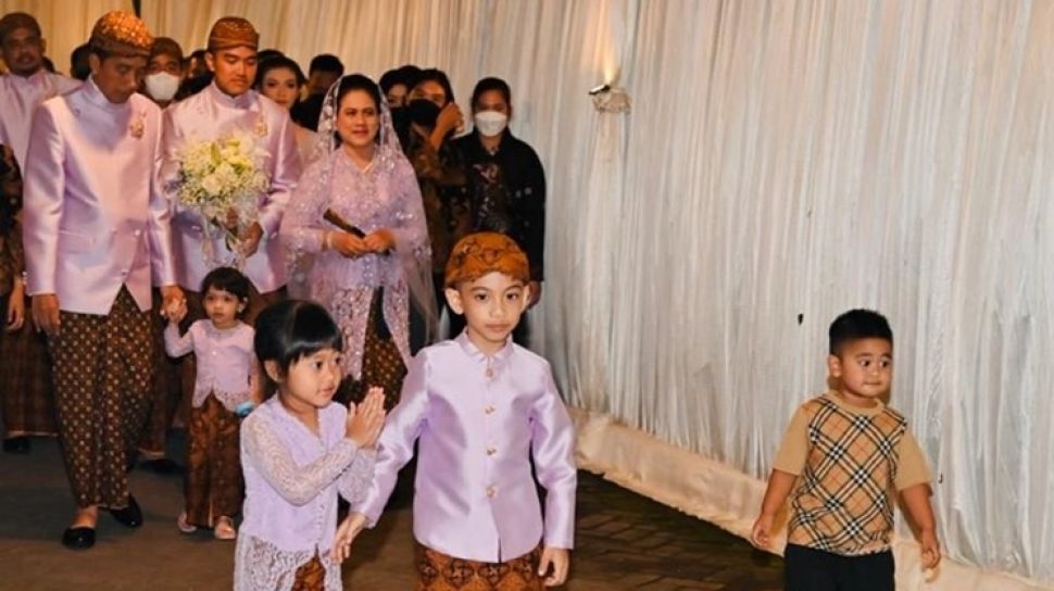 6 Tingkah Menggemaskan Nahyan Nasution di Nikahan Kaesang-Erina, Cuma Pakai Singlet Hingga ...