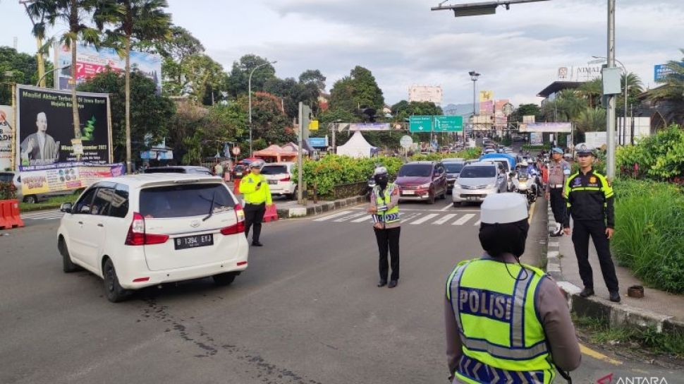 Rekayasa Sistem One Way Berakhir, Jalur Puncak Dibuka Dua Arah pada Minggu Sore