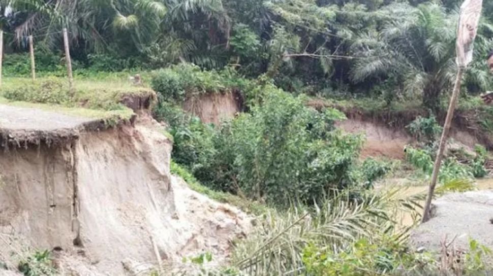 Jalan di Pulau Simeulue Aceh Tertimbun Longsor Akibat Hujan