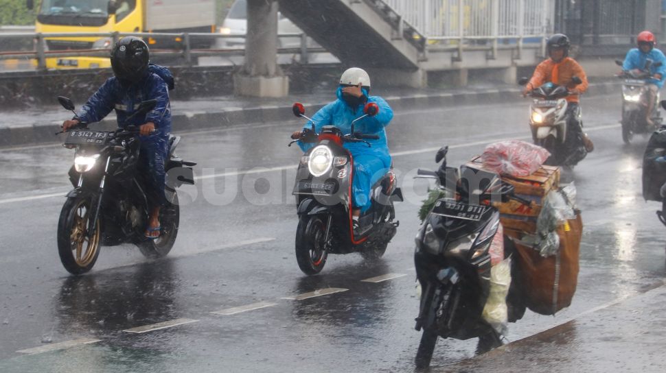 Agar Tak Celaka, Ini Tips Berkendara Motor di Musim Hujan