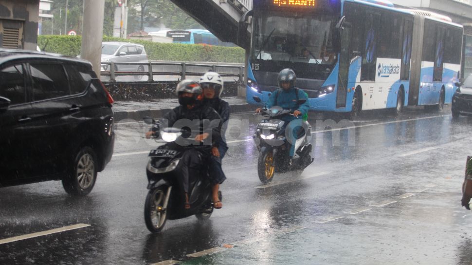 Tetap Aman Saat Berkendara Motor di Musim Hujan, Perhatikan 4 Hal Ini