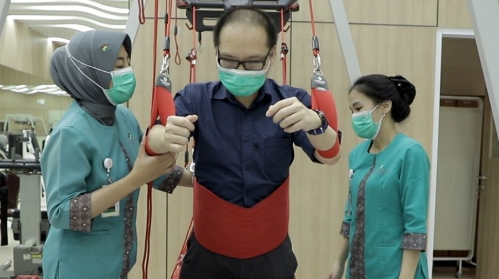 Atasi Sakit Punggung Saat Kerja dengan Program Rehabilitasi Medik di Eka Hospital