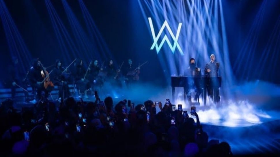 Bikin Heboh, Momen Kameramen Jatuh di Depan Alan Walker saat Konser Indonesian Idol
