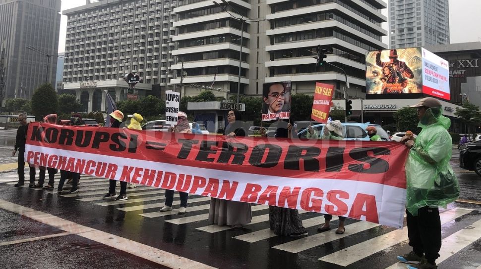 Puluhan Ibu-ibu Aksi Kritik Jokowi di Simpang Sarinah, Poster Muka ...