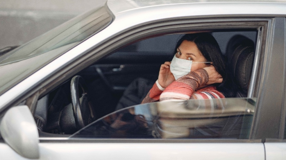 Apakah Aman Berkendara dengan Kaca Jendela Mobil Terbuka? Simak Faktanya