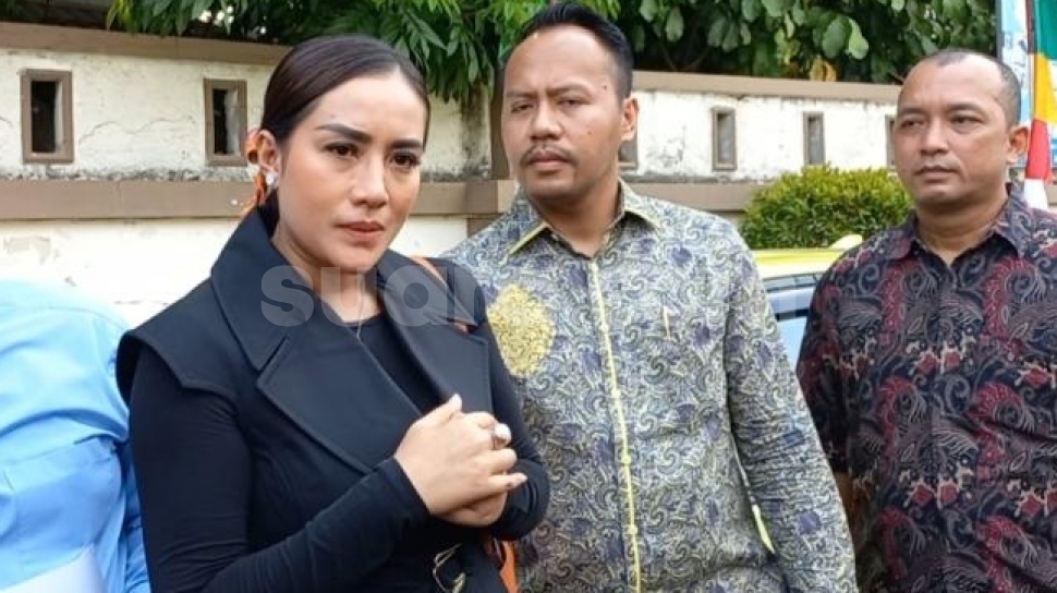 Suami Diduga Penyuka Sejenis, Shinta Bachir Kasih Penjelasan Begini