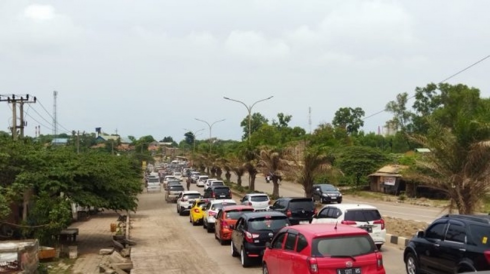 Libur Tahun Baru, Jalur Menuju Pantai Anyer Padat, Penumpukan Terjadi ...