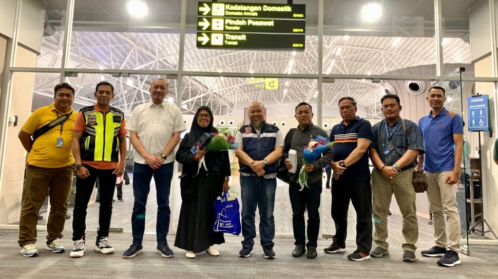 Penumpang Pertama Tahun 2024 di Bandara Internasional Sultan Hasanuddin Disambut Dengan Bunga