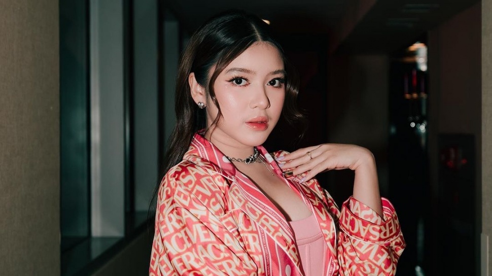 Kini Dicibir Kayak Biduan, Initip Lagi OOTD Tiara Andini Nyanyi di ...