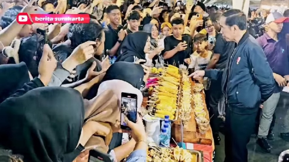 Mengintip Keseruan Malam Tahun Baru Presiden Jokowi di Solo: Borong Jajan Telur Gulung dan Otak-otak