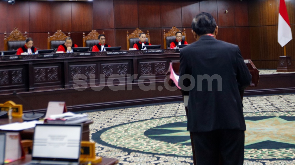 Sikap Mandiri Hakim MK Putuskan Panggil 4 Menteri Jokowi Sikap Mandiri Hakim MK Putuskan Panggil 4 Menteri Jokowi