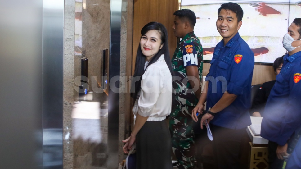 Diperiksa Kasus Korupsi Suami, Sandra Dewi Ketahuan Pakai Sepatu Mahal Favorit Bangsawan
