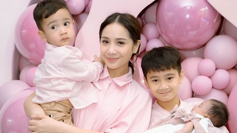 11 Potret Akikah Lily Putri Adopsi Raffi Ahmad dan Nagita Slavina, Meriah Serba Pink