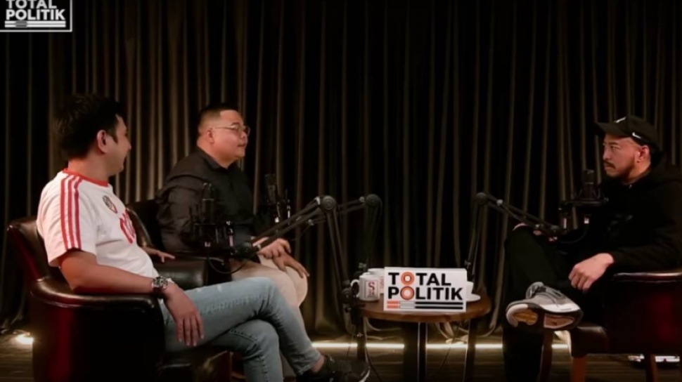 Beda Pendidikan Pandji Pragiwaksono vs Dua Host Total Politik, 'Ribut' Soal Dinasti Politik