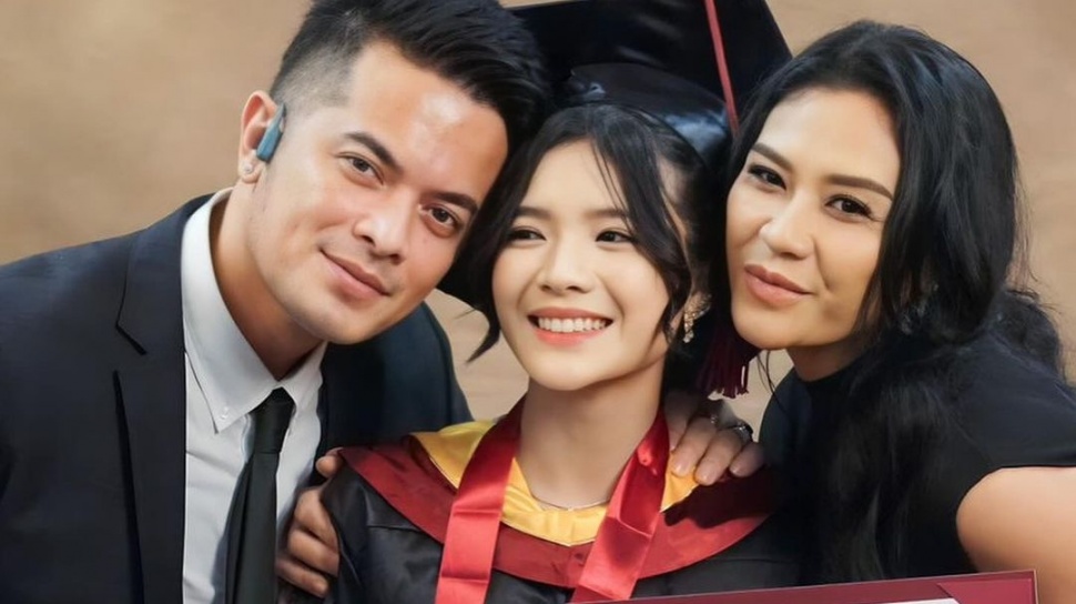 Hadiri Acara Wisuda Anak, Penampilan Aktor Laga Choky Andriano Jadi ...