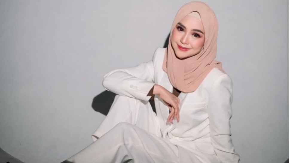 3 Gaya OOTD Hijab Modern dari Ria Ricis, Bikin Kamu Percaya Diri!
