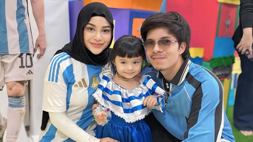 Gemasnya Gaya Ameena Pakai Heels saat Main ke Mall, Netizen: Aura Ibu Pejabatnya Kuat Banget