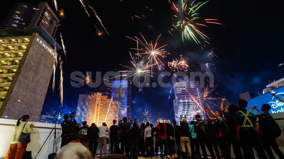 Semarak Pesta Kembang Api Tahun Baru 2025 di Bundaran HI