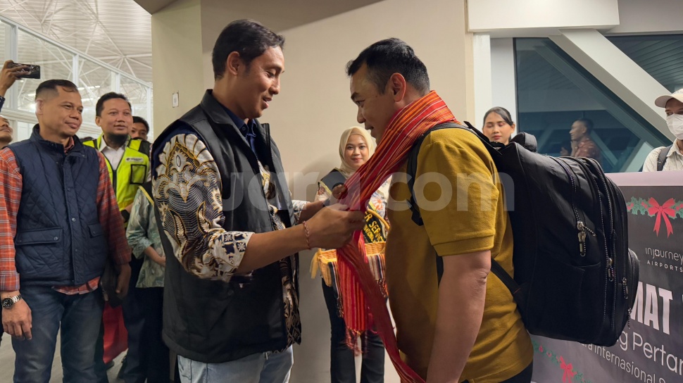 Hadiah Tiket PP & Cinderamata! Sambut Penumpang Pertama 2025 di Bandara Sultan Hasanuddin