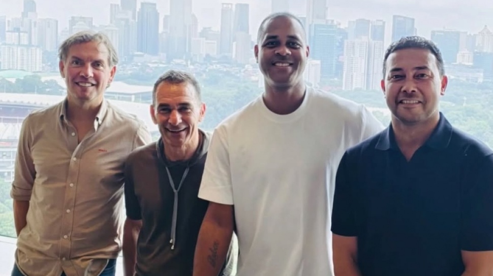 Sudah Lengkap! Patrick Kluivert Pamer Foto Bareng Tim Pelatih Timnas Indonesia: Vanenburg, Denny ...