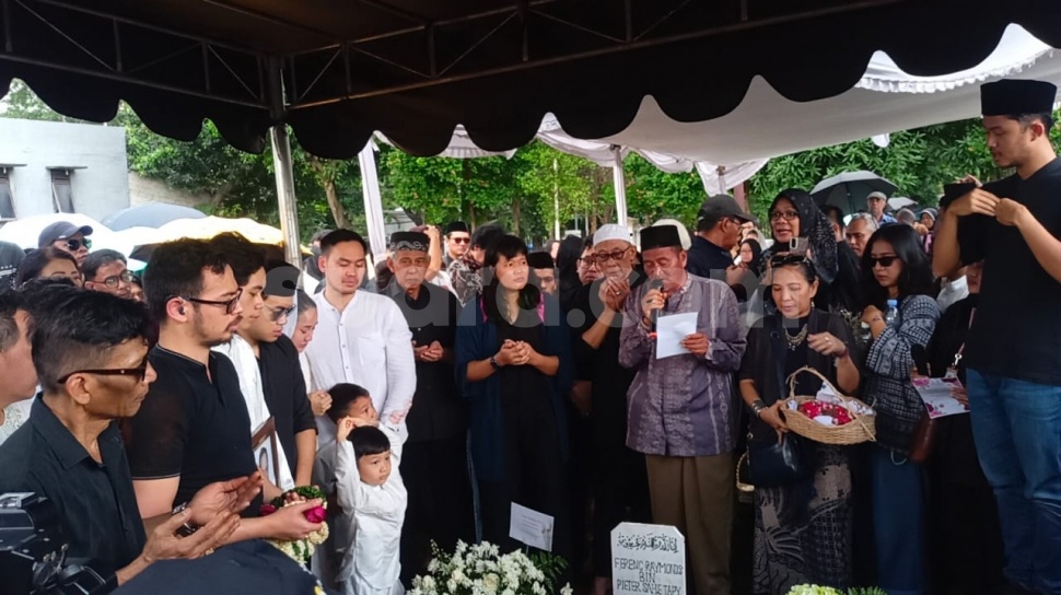 Penuh Haru! Anak-anak Ray Sahetapy Turun Liang Lahat, Azan Menggema di ...