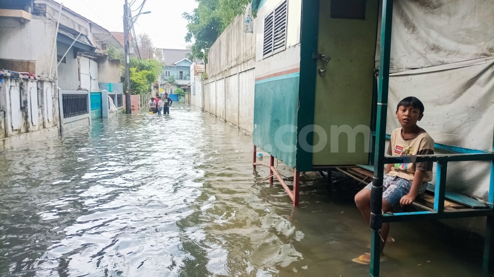Banjir Rendam Pemukiman di Kampung Makasar Jakarta Timur