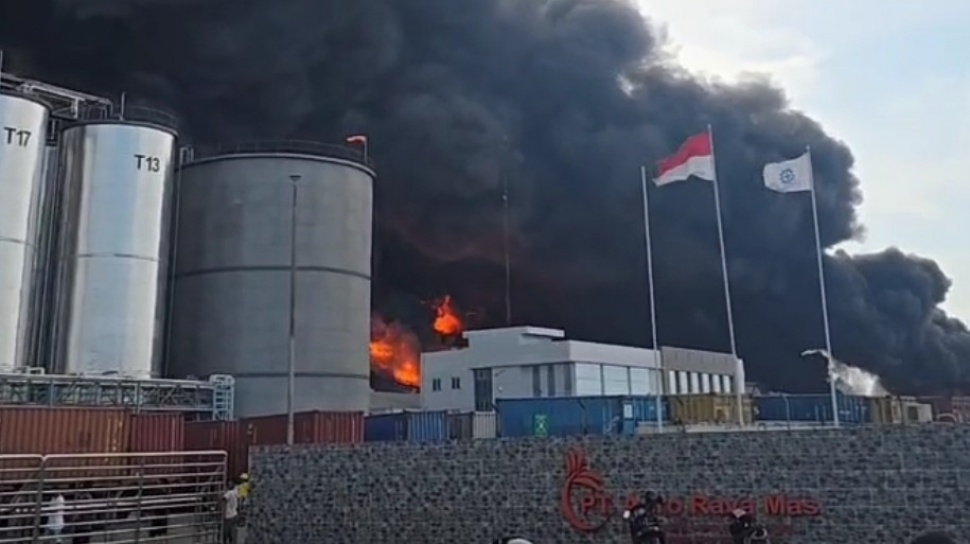 Kebakaran Lahap Pabrik Minyak Goreng di Medan, Sampai Malam Api Belum Padam