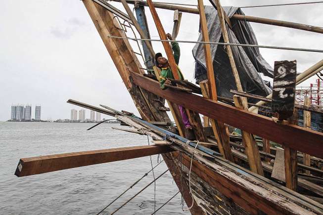 Nelayan Muara Angke Perbaiki Kapal