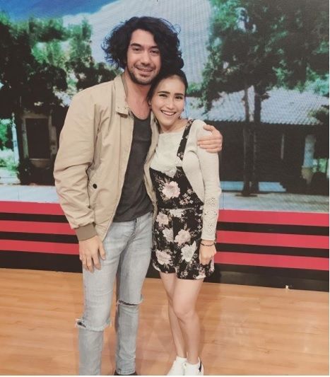 Senangnya Ayu Ting Ting Dipeluk Aktor Ganteng Ini Senangnya Ayu Ting Ting Dipeluk Aktor Ganteng Ini