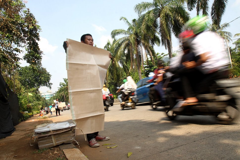 Penjual Tikar Menjamur di Sepanjang Pintu Masuk Ragunan