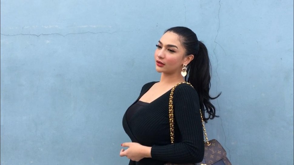 5 Foto Siva Aprilia Pakai Kaus Ketat, Dibanding Pacar CR7, Seksi Siapa ...