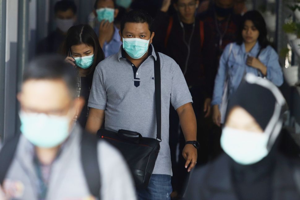 Waspada Virus Corona, Pekerja di Jakarta Kenakan Masker