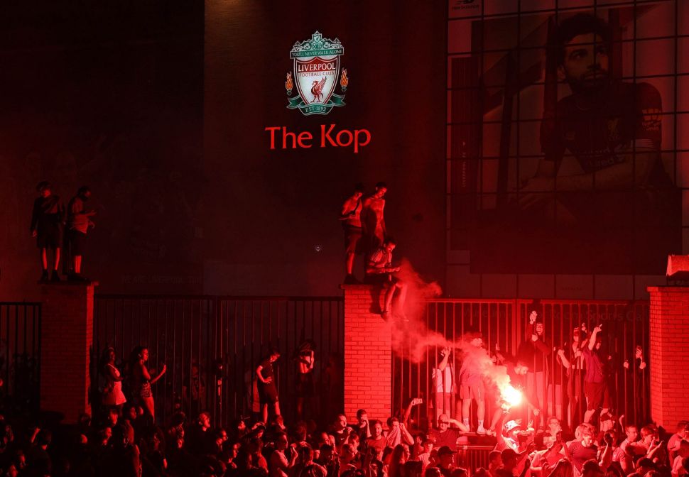 Suporter Liverpool Rayakan Juara Liga Inggris di Tengah Covid-19