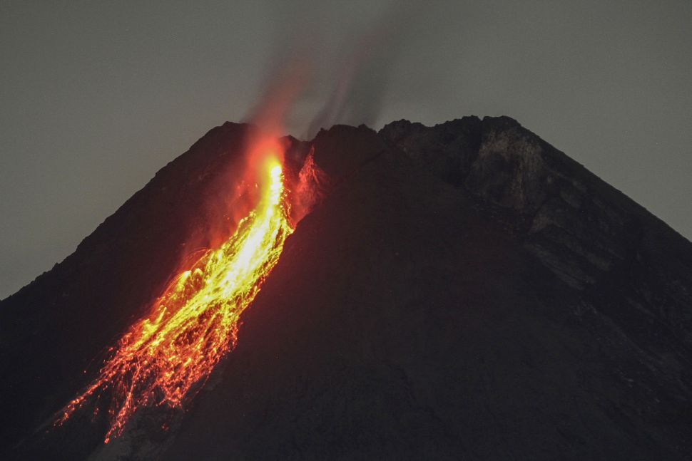 Penampakan Letusan Efusif Gunung Merapi