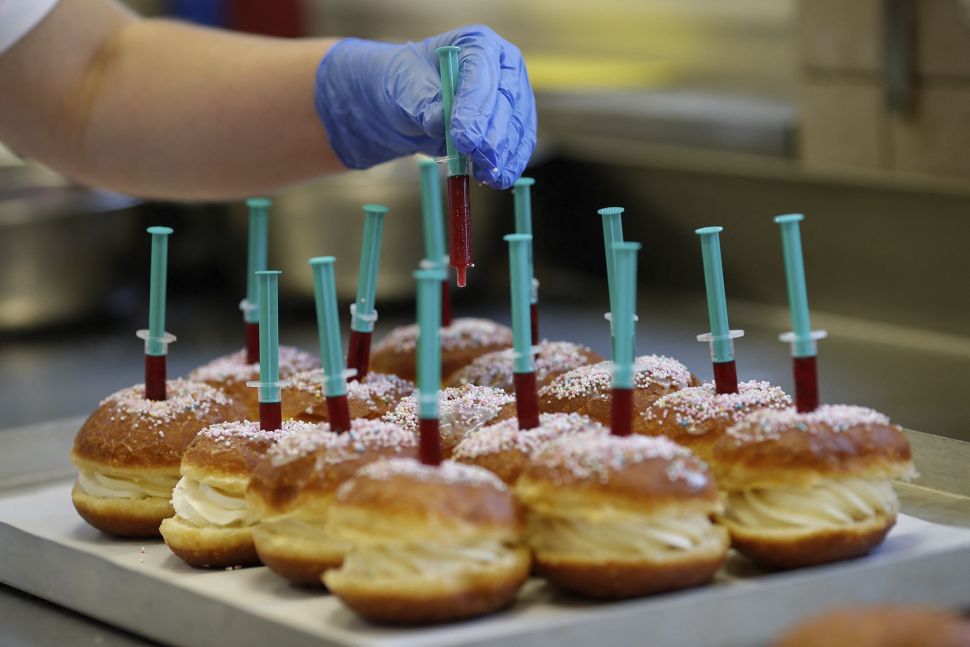 Begini Penampakan Donat 'Vaksin' Selai Manis di Toko Roti Swiss