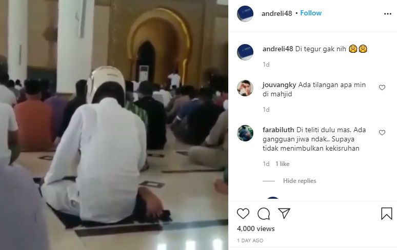 Viral Video Aksi Nyeleneh Pria Salat Pakai Helm di Masjid