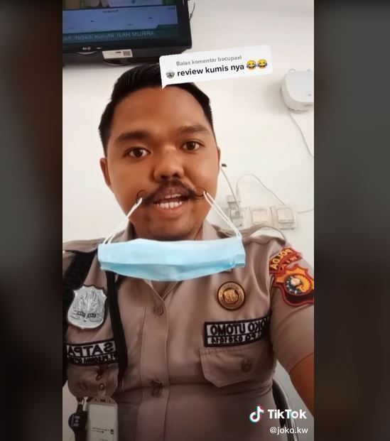 Kocak! Viral Satpam Punya Kumis Unik, Bisa Jadi Gantungan Masker hingga Timbangan