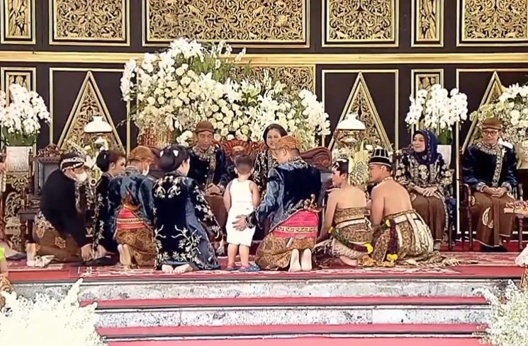 6 Tingkah Menggemaskan Nahyan Nasution di Nikahan Kaesang-Erina, Cuma Pakai Singlet Hingga ...