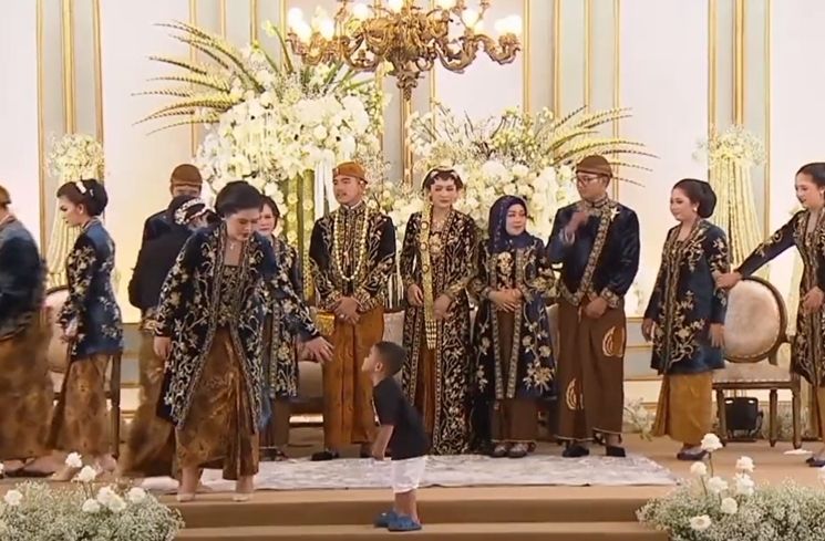 6 Tingkah Menggemaskan Nahyan Nasution di Nikahan Kaesang-Erina, Cuma Pakai Singlet Hingga ...