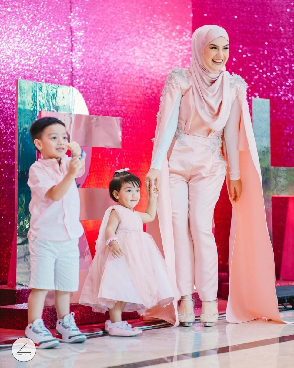 Anak Pertama Alami Speech Delay, Irish Bella Akui Sering Kasih Gadget ...