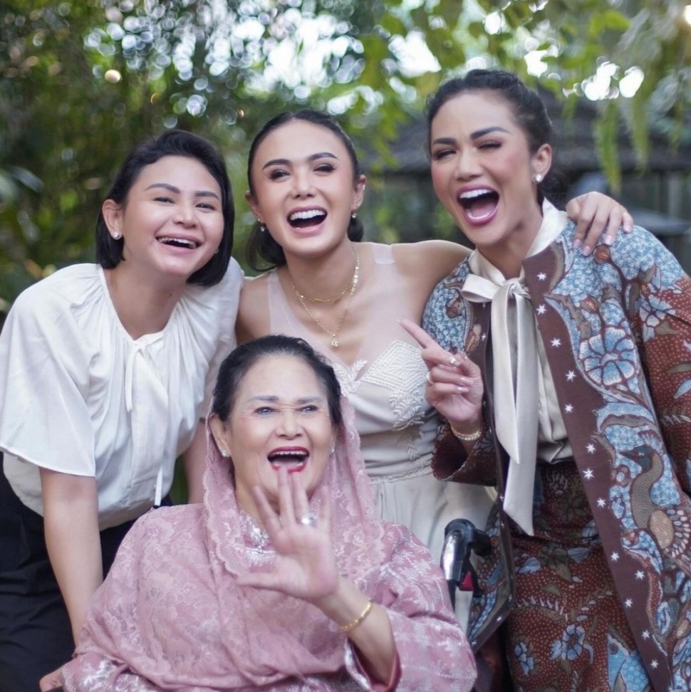 Bak ABG! Intip 5Potret Yuni Shara Rayakan Ultah ke-52, Bikin Pangling Makin Terlihat Muda