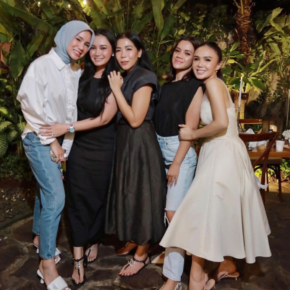 Bak ABG! Intip 5Potret Yuni Shara Rayakan Ultah ke-52, Bikin Pangling Makin Terlihat Muda