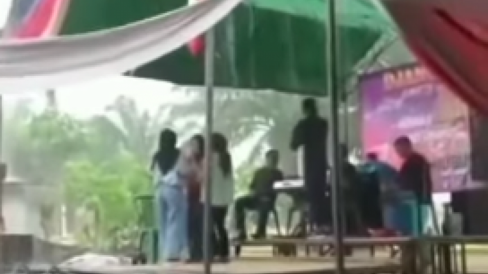 Viral Tiga Cewek Disambar Petir saat Asyik Joget Dangdut di Atas ... Viral Tiga Cewek Disambar Petir saat Asyik Joget Dangdut di Atas ...