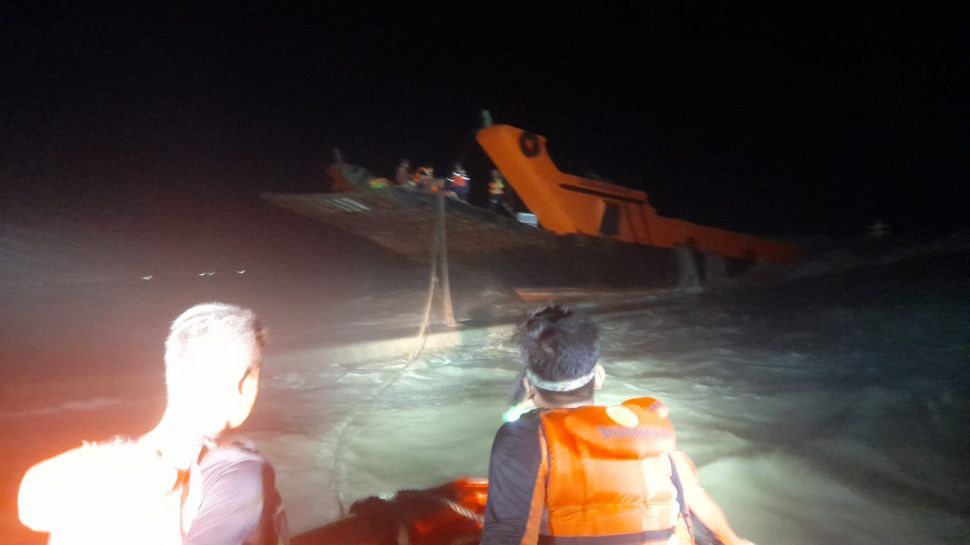 Mesin Kapal Mati Di Perairan Semarang 12 Kru Kapal Cahaya Berhasil