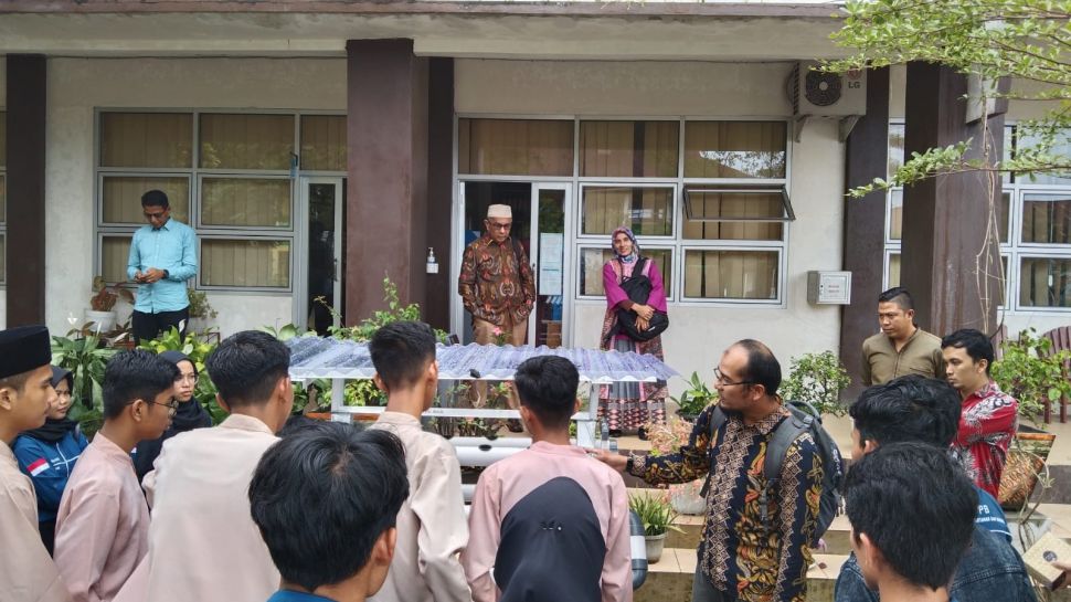 Hidroponik Kian Populer, Dosen TPB Unand Lakukan Pengabdiandi SMA Negeri 1 Lubuk Alung - paperplane